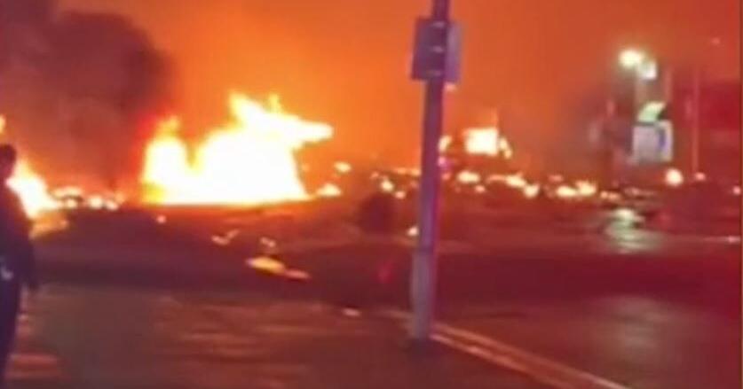 Plane with at least 2 aboard crashes in Philadelphia, setting homes ...