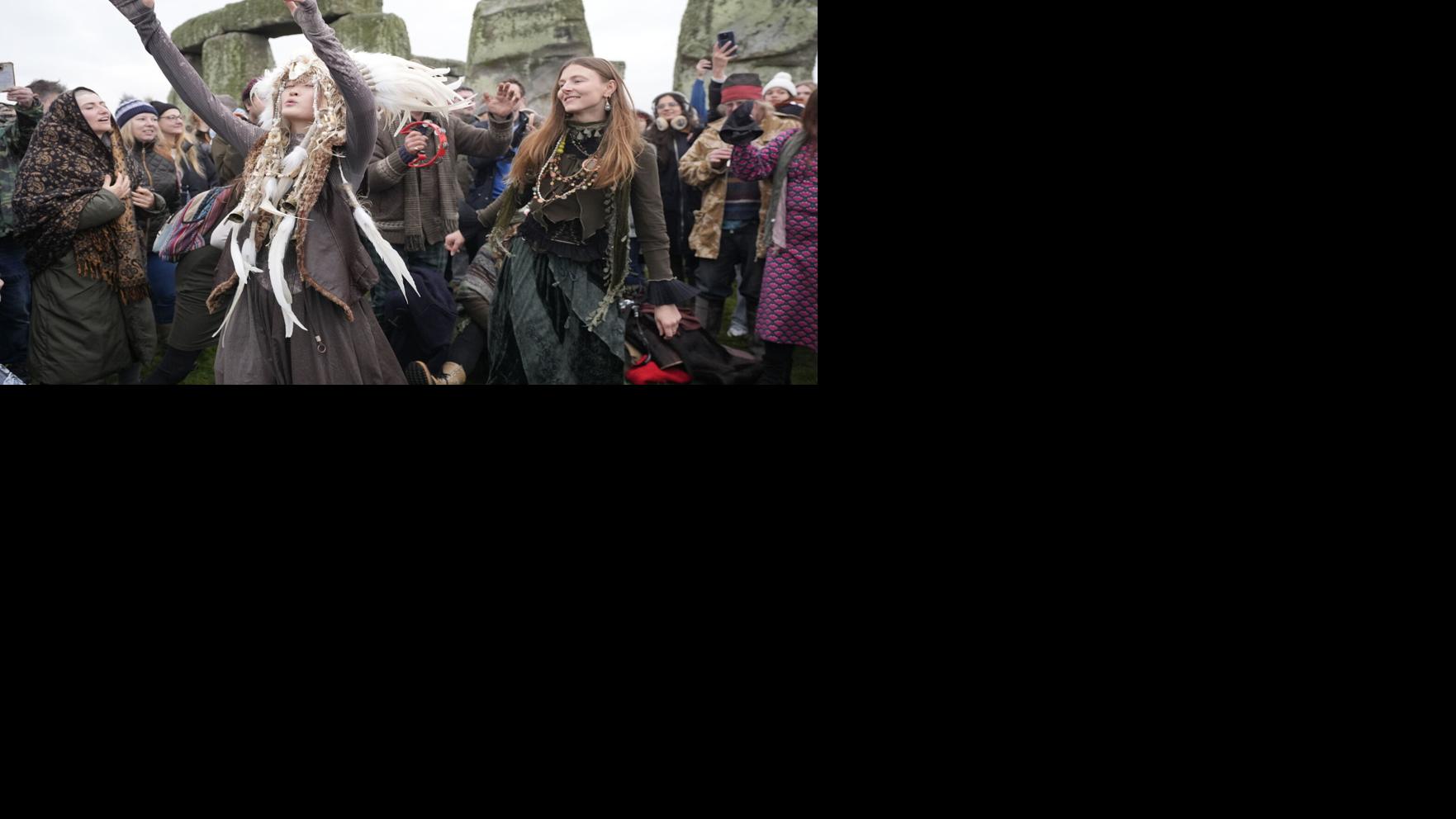 Thousands cheer as the sun rises on winter solstice at Stonehenge ...