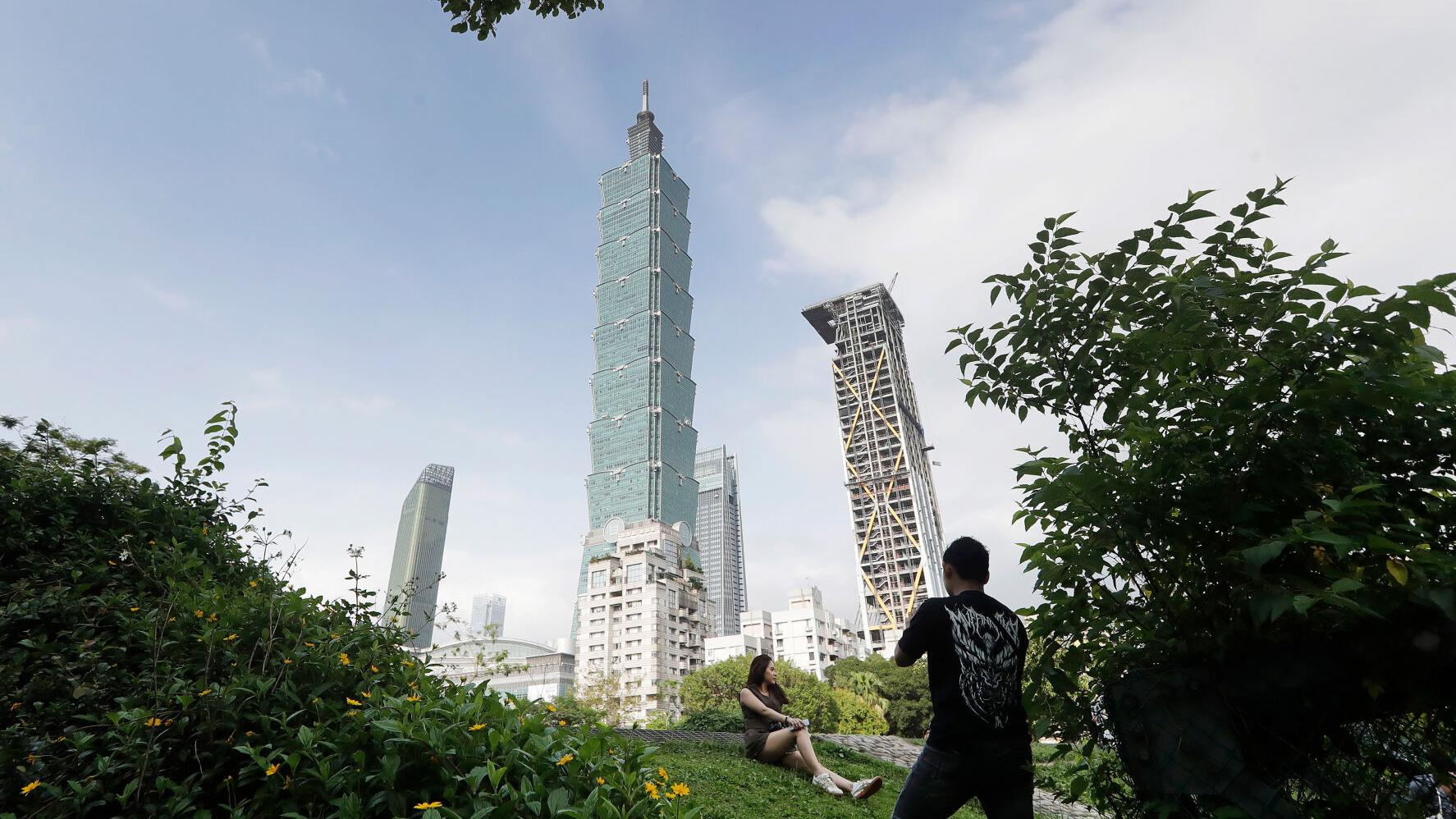 American rock climber Alex Honnold climbs Taipei 101 skyscraper without ...