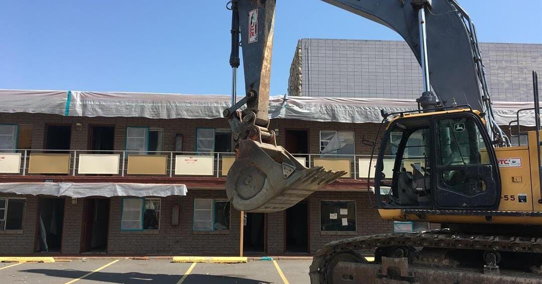 Crews Demolish Blighted Carriage Inn in Reno | Economics | 2news.com
