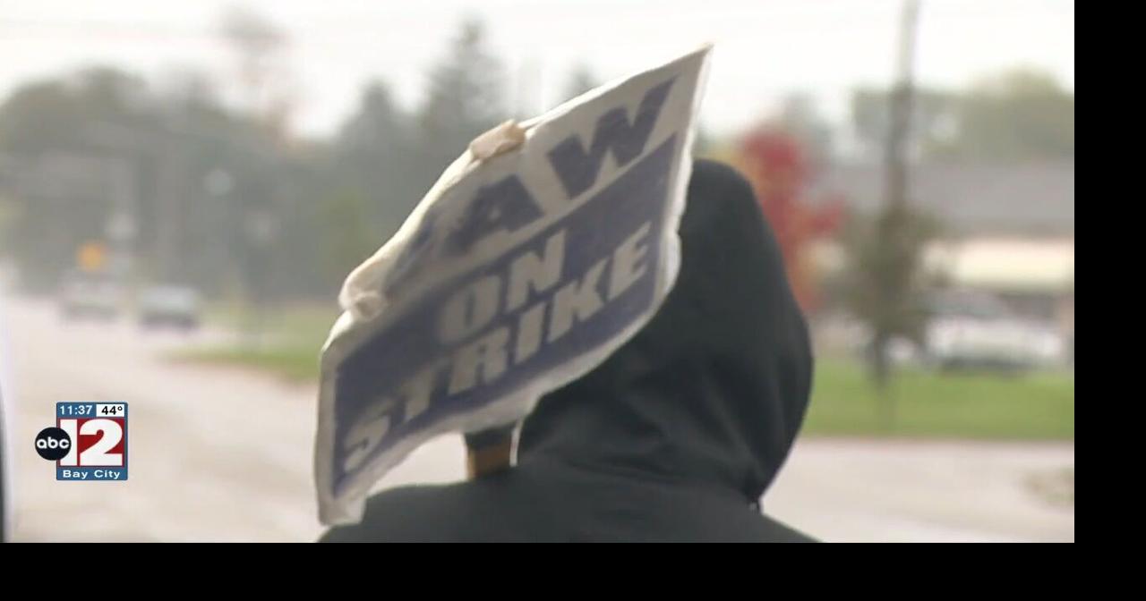 UAW strike costs and layoffs add up on Day 32 | UAW Strike | abc12.com