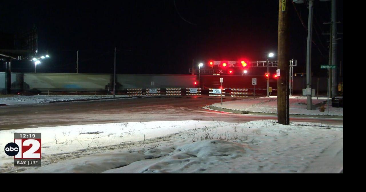 Railroad track damage closes crossing outside GM plant | Video | abc12.com