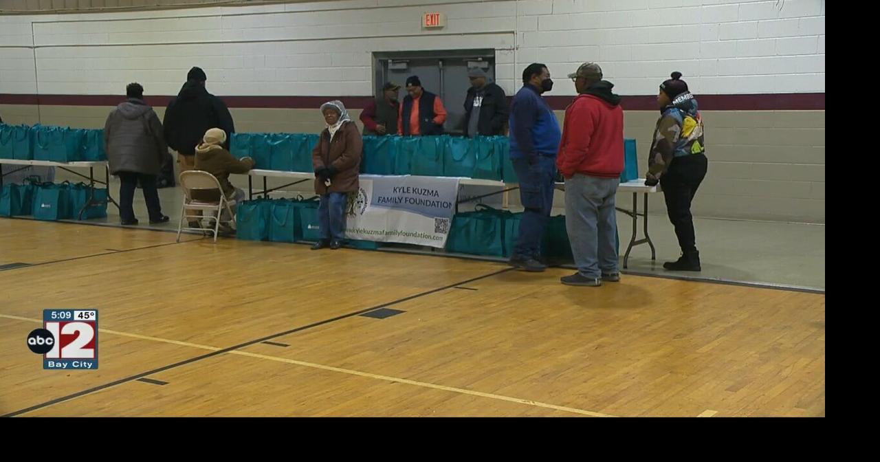 Kyle Kuzma Family Foundation gives away turkeys for Thanksgiving ...