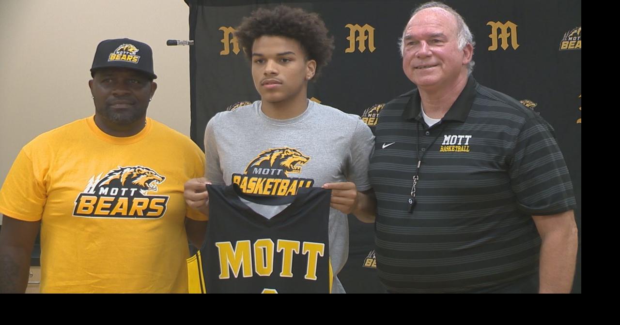 Carman-Ainsworth's Mehki Ellison signs with Mott | Sports | abc12.com