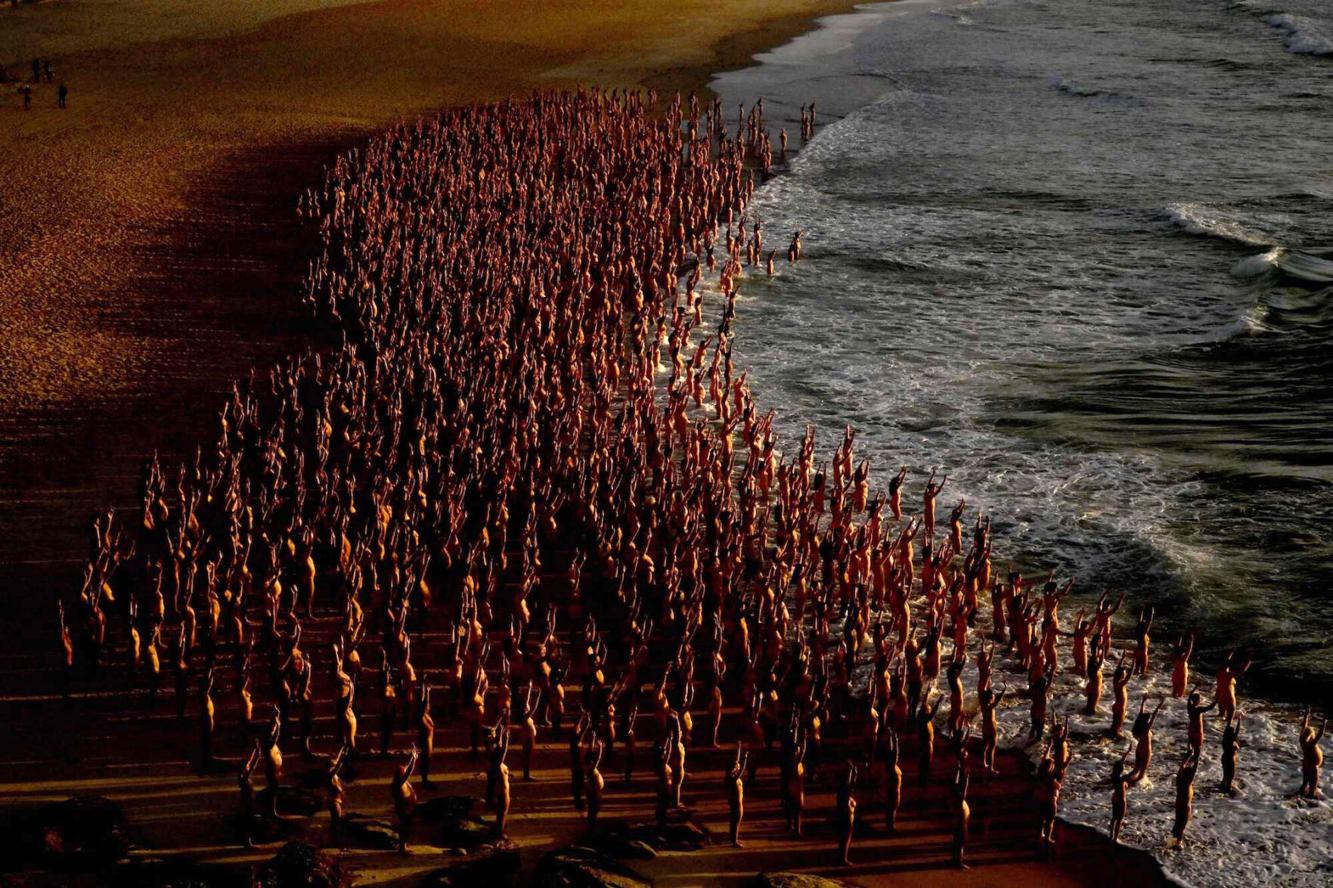 Spencer Tunick gathers 2,500 volunteers for mass naked photo shoot on ... Spencer Tunick gathers 2,500 volunteers for mass naked photo shoot on ...