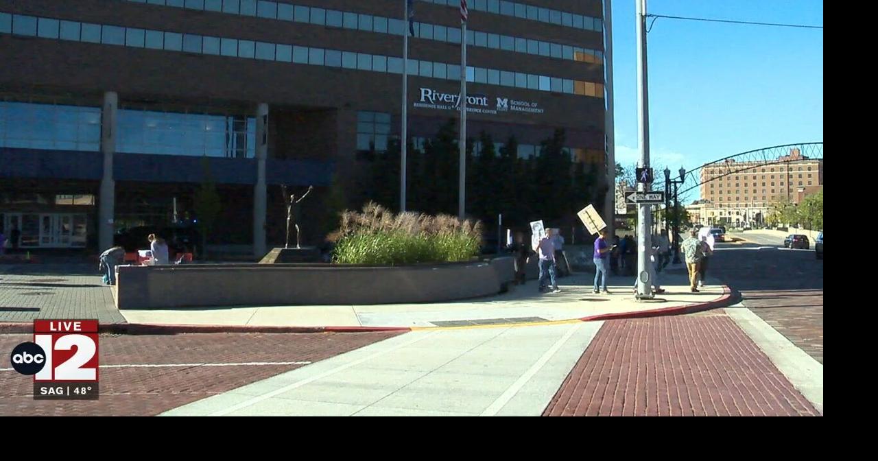 University of Michigan-Flint staff pickets for fair pay | Video | abc12.com