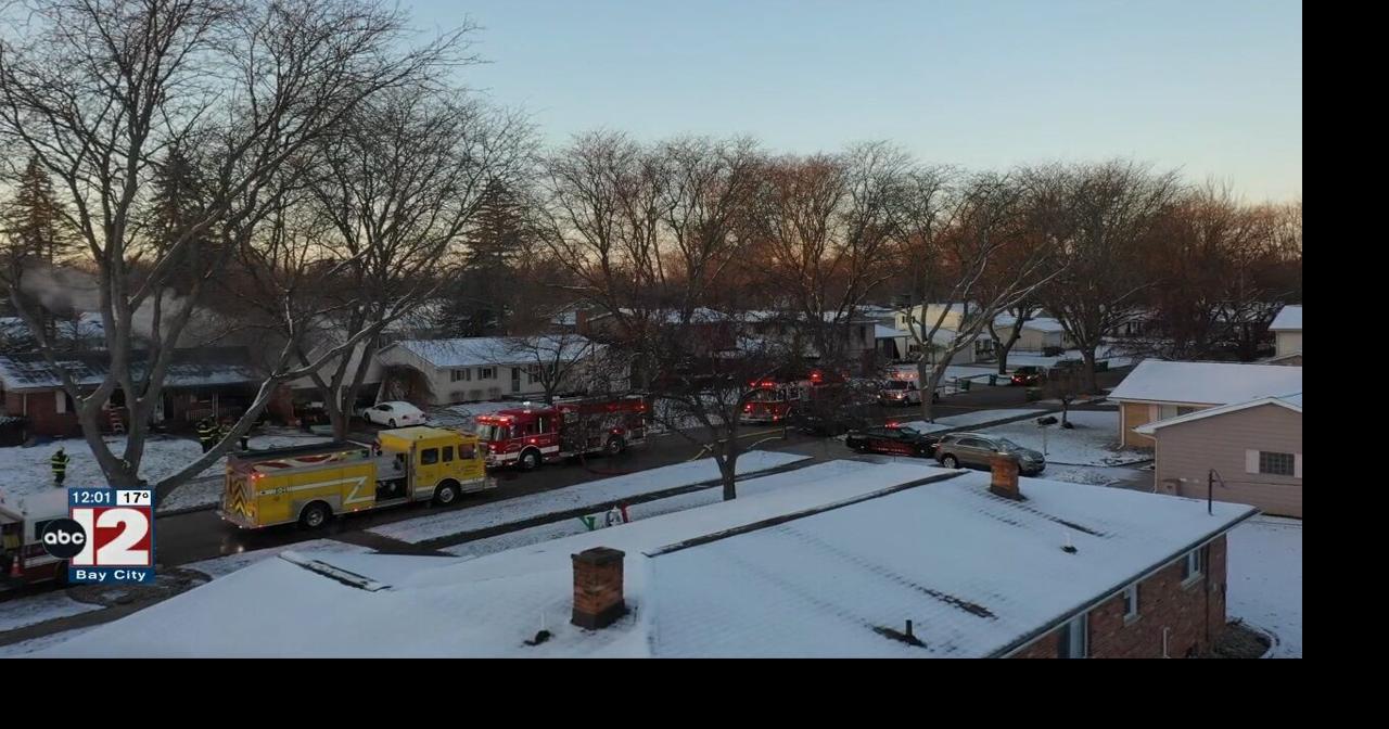 Firefighters fall through floor battling Flushing house fire | Local ...