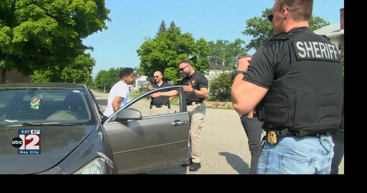 Genesee County Sheriff's Office gives out gift cards to motorists ...