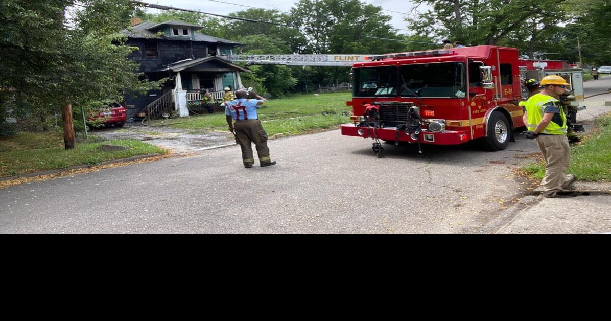 Vehicle fire spreads to two houses on Flint's east side | Local | abc12.com