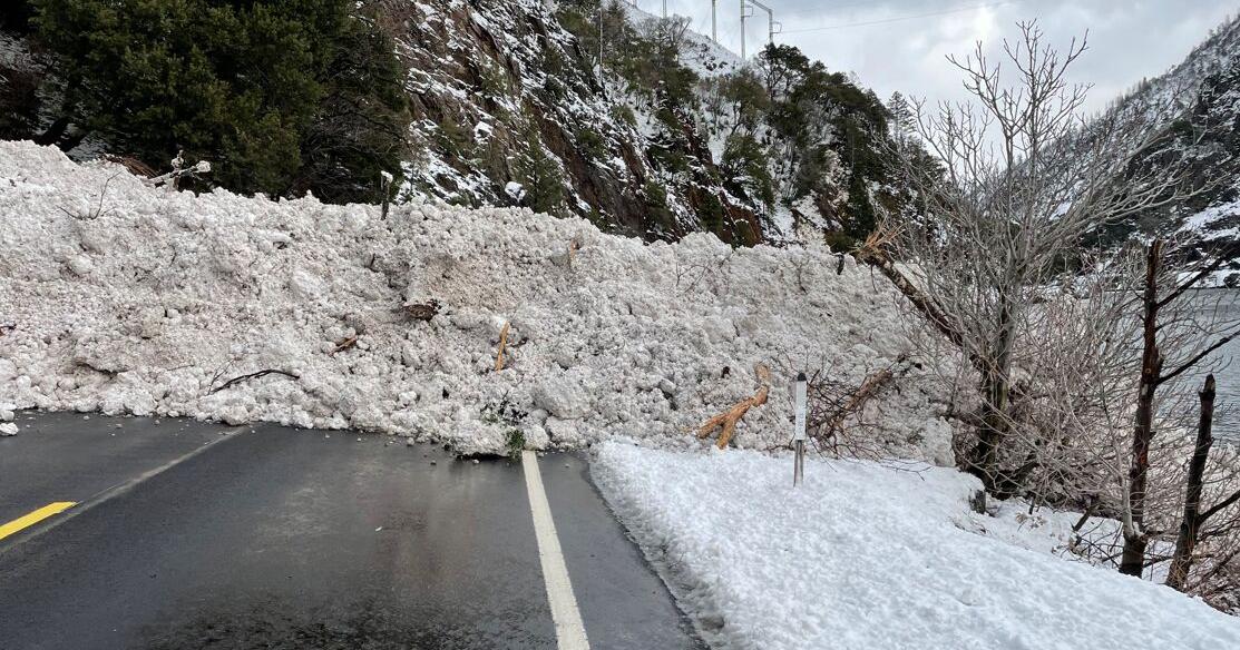Avalanche of snow, debris blocks Highway 70 in Feather River Canyon ...