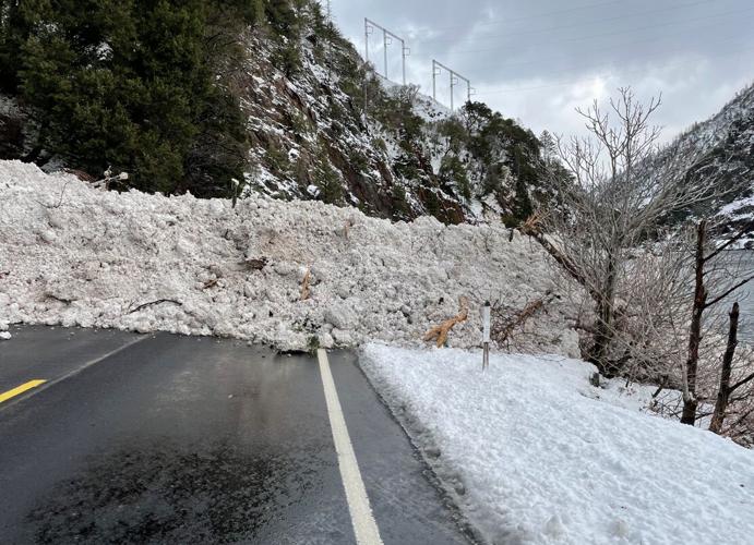 Avalanche of snow, debris blocks Highway 70 in Feather River Canyon ...