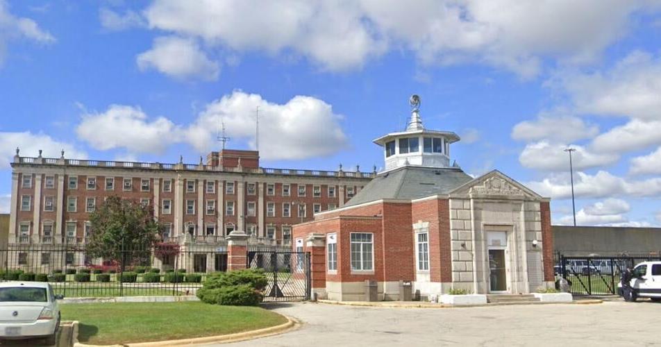 Illinois corrections official defends handling of info to parole board ...