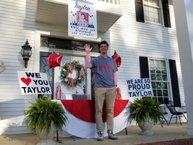 Runner signs as friends parade | Sports | advertisergleam.com