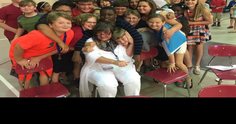 A group hug for retiring teacher | News | advertisergleam.com