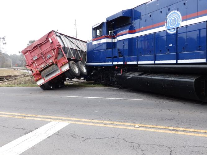 Train & 18-wheeler collide | Gallery | advertisergleam.com