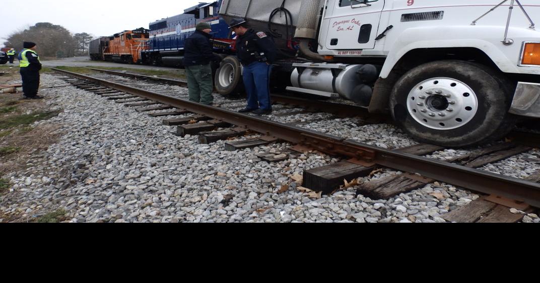 Train & 18-wheeler collide | Gallery | advertisergleam.com