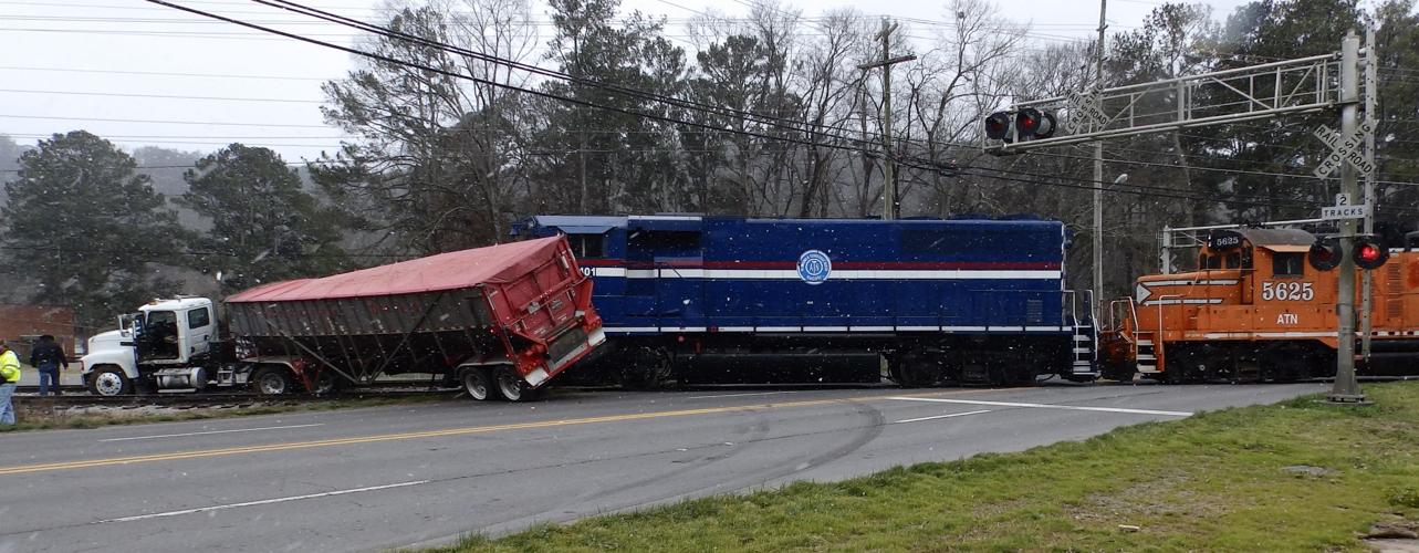 Train & 18-wheeler collide | Gallery | advertisergleam.com