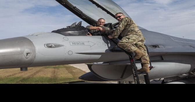 Wisconsin Air Guard unit celebrates final F-16 flight from Truax Field ...