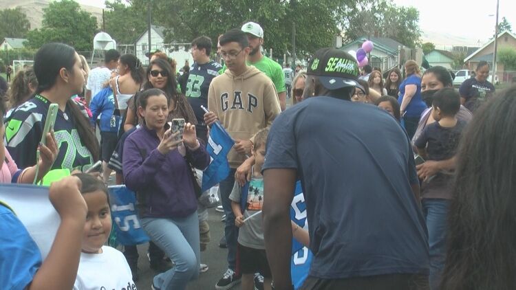 ‘Kids will never forget’: Seahawks visit Yakima elementary school ...