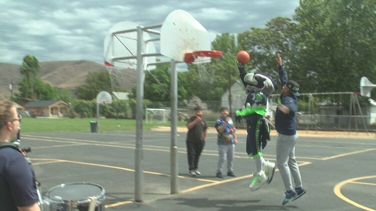 ‘Kids will never forget’: Seahawks visit Yakima elementary school ...