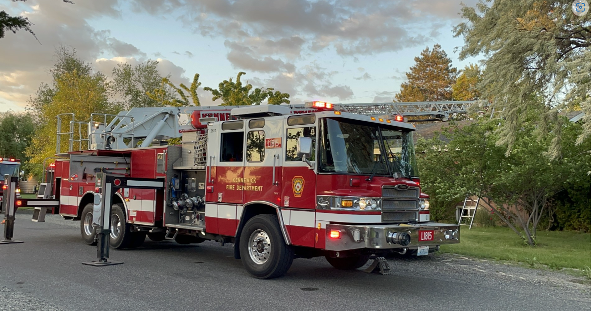 Kennewick firefighters battle house fire Monday evening | Local News ...