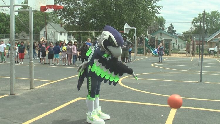 ‘Kids will never forget’: Seahawks visit Yakima elementary school ...