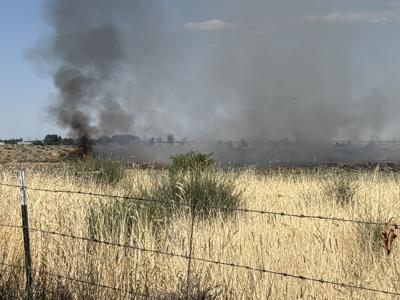 Kennewick firefighters successfully contain grass fire on Columbia ...