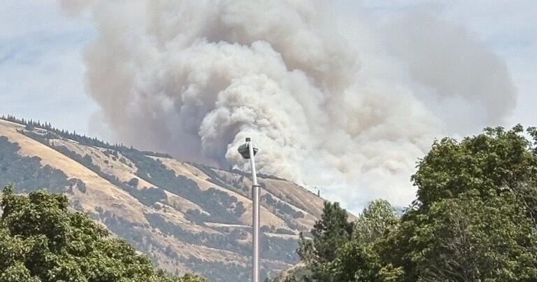 Evacuation orders issued for fire on Columbia River shore in Klickitat ...