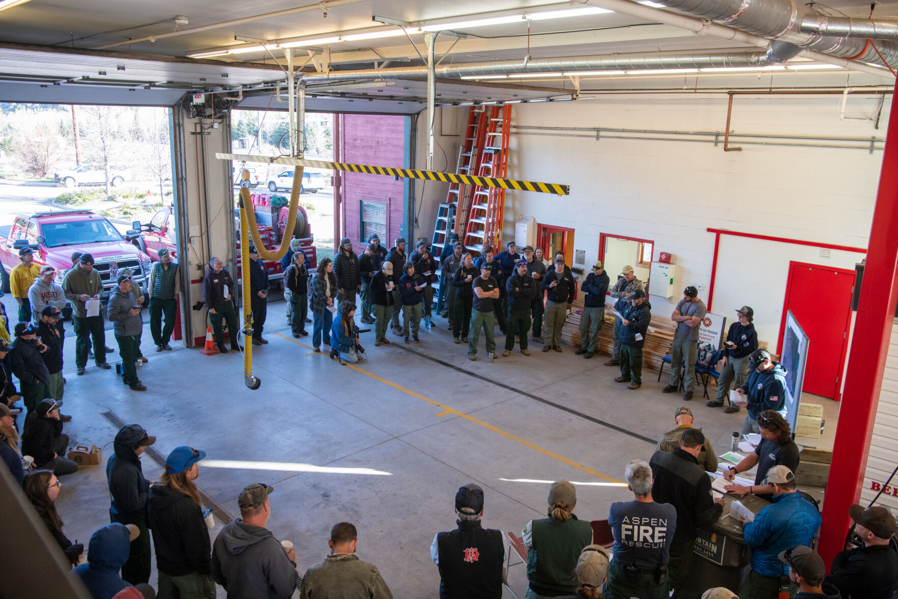 Federal firefighters ignite 900 Red Mountain acres | News ...