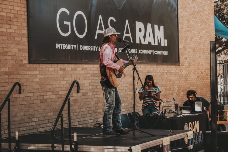 ASU Student Sings for Sidewalk Performance | News | asurampage.com