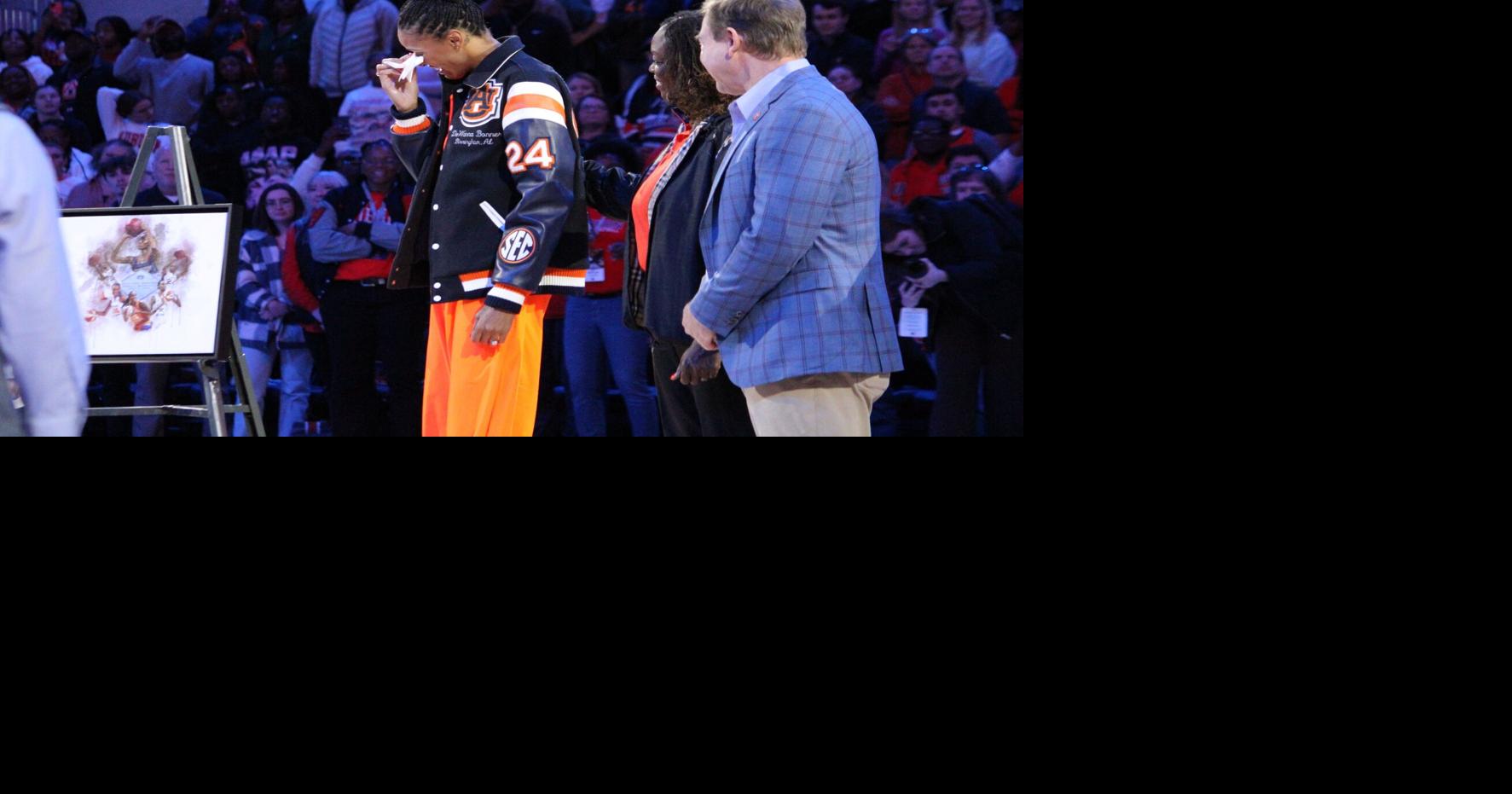 DeWanna Bonner crying | | auburnvillager.com