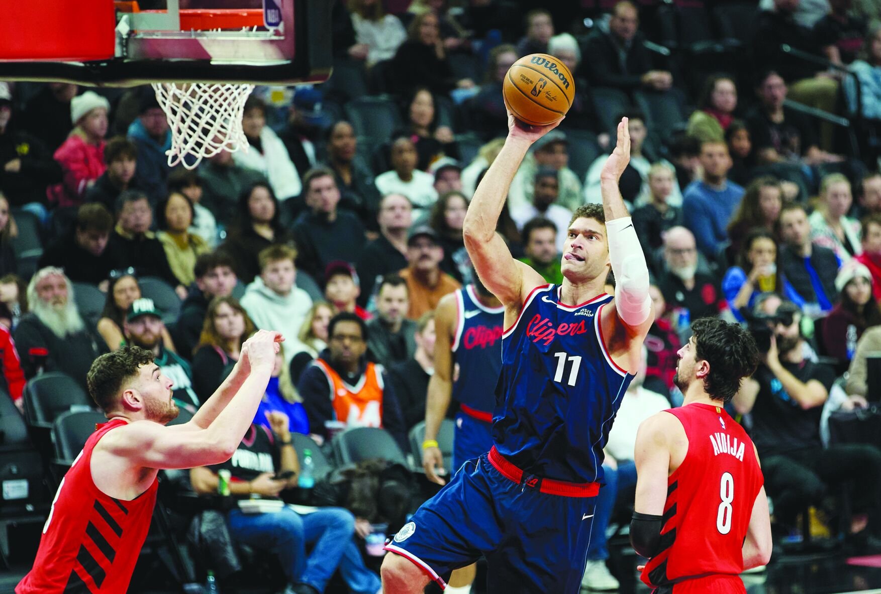 Harden, Lopez lead Clips to 3rd straight win | Sports | avpress.com