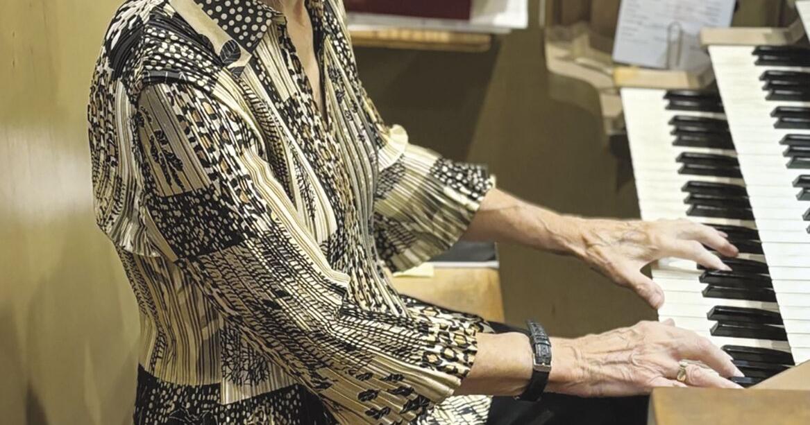 Organist celebrates 40-year anniversary | Showcase | avpress.com