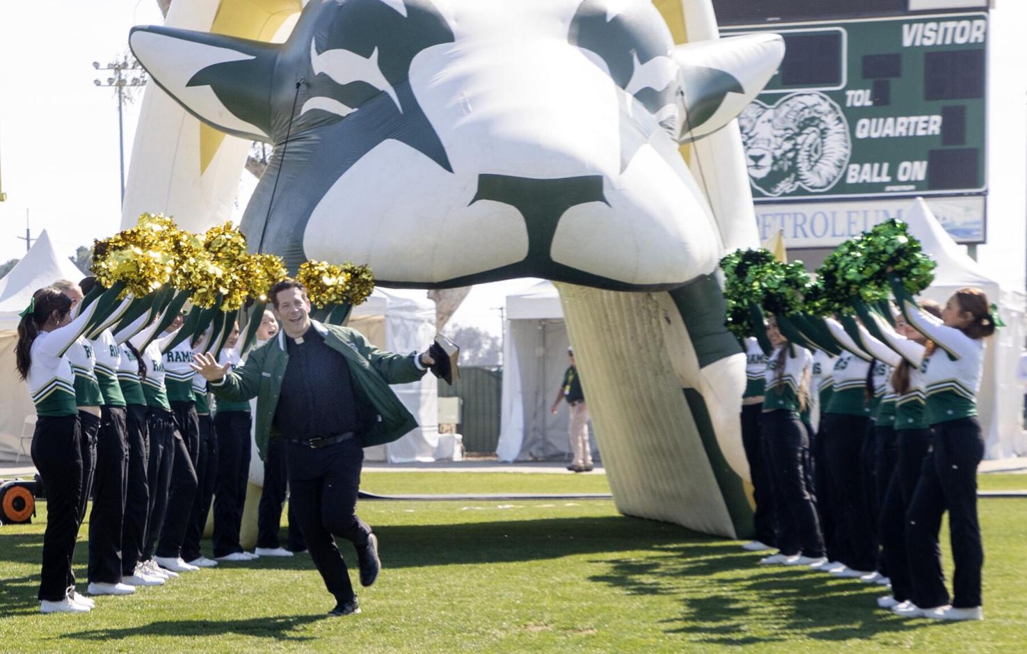 Celebrity priest Father Mike Schmitz draws thousands of faithful to ...