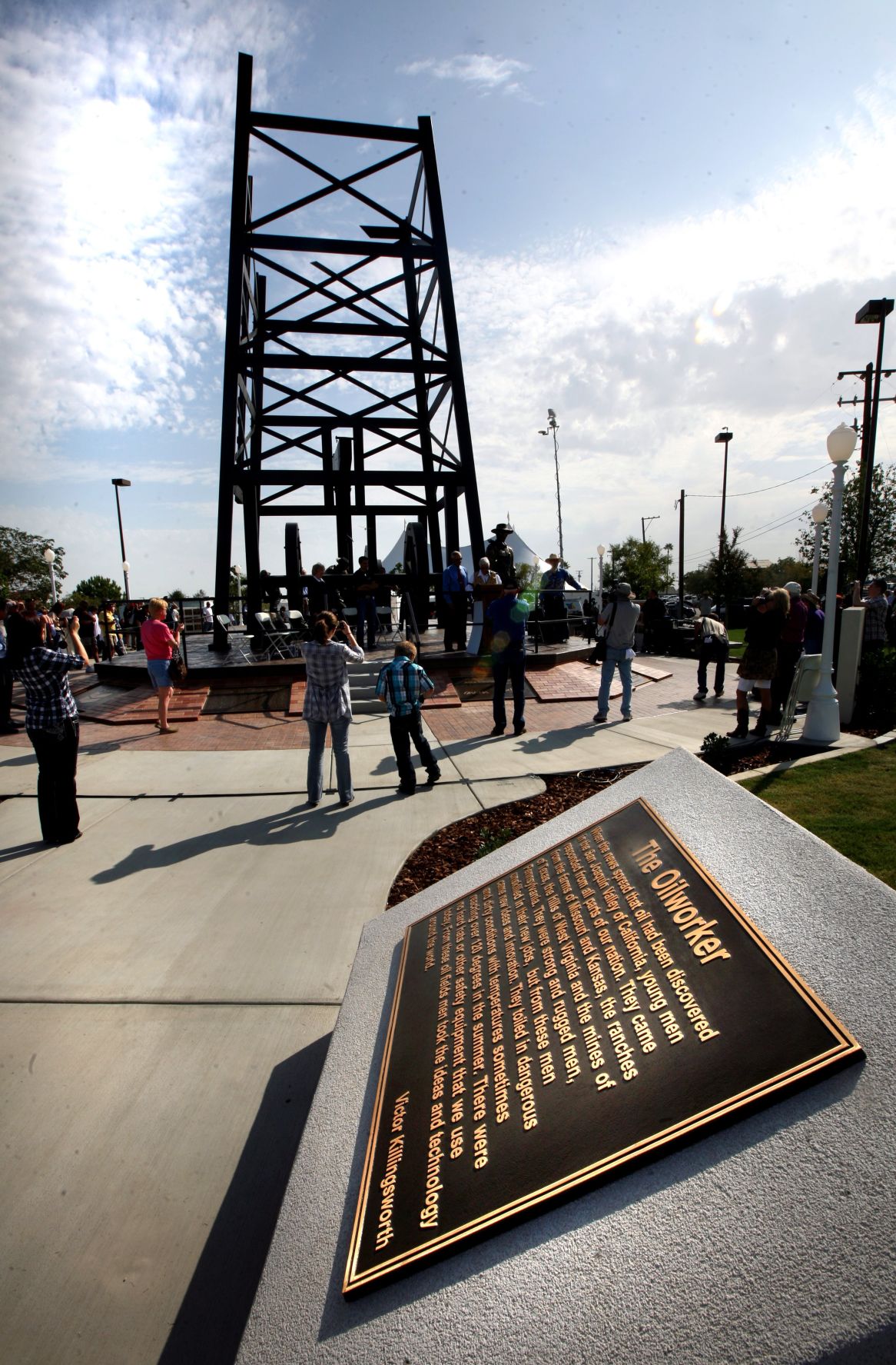 New monument honors Taft oil workers | News | bakersfield.com