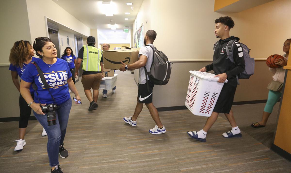 New CSUB students move into dorm rooms | News | bakersfield.com