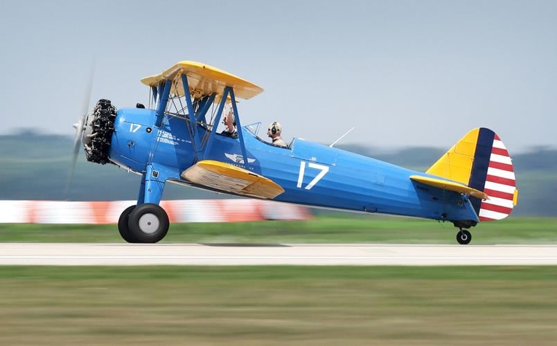 World War II-era planes soar into Southern Wisconsin Regional Airport ...