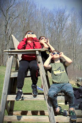 Viewers enjoy the eclipse at Lake Paran | Local News | benningtonbanner.com