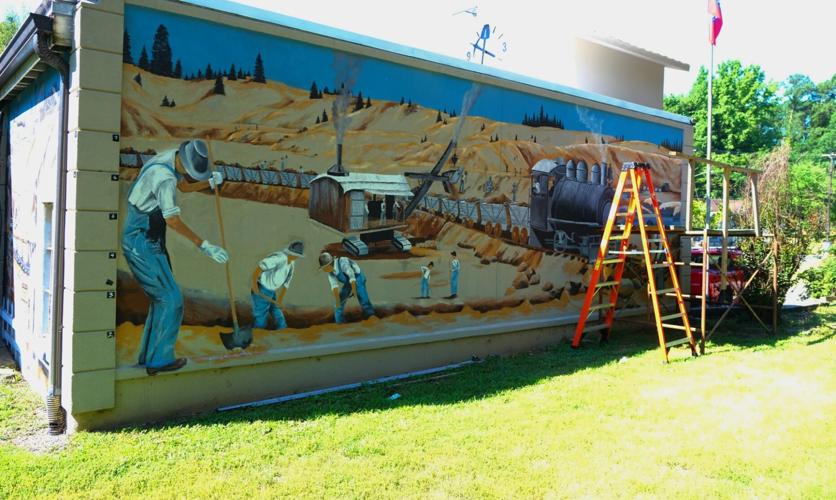 Mural captures Bauxite’s rich mining history | News | bentoncourier.com
