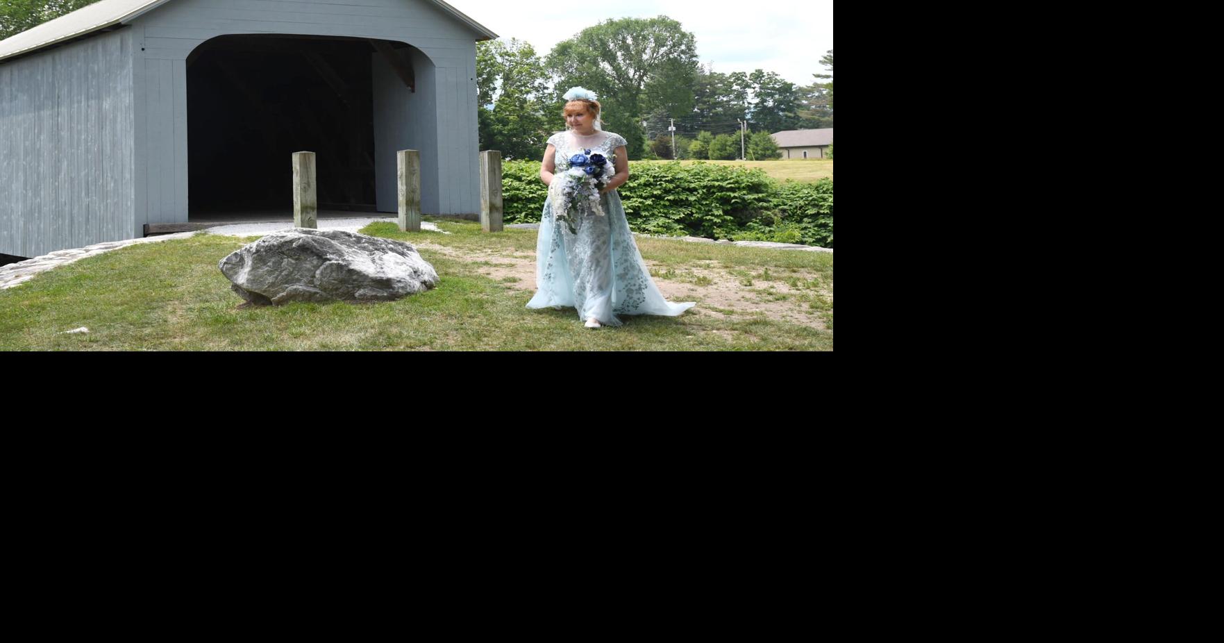 Love and UFOs: Alien-themed wedding at Thom Reed UFO Monument Park ...