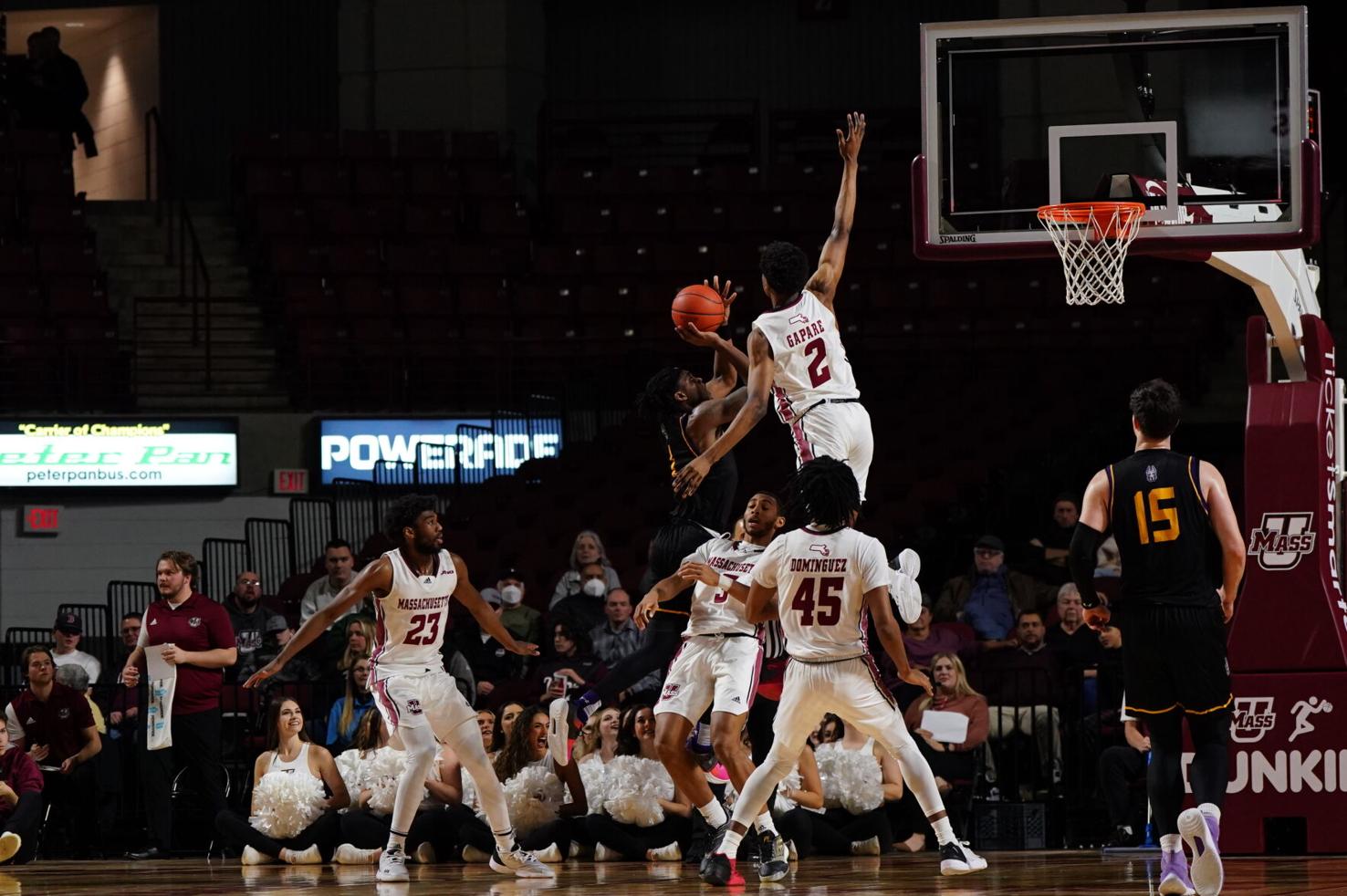 UMass men's basketball wins its sixth straight game, as five score in ...