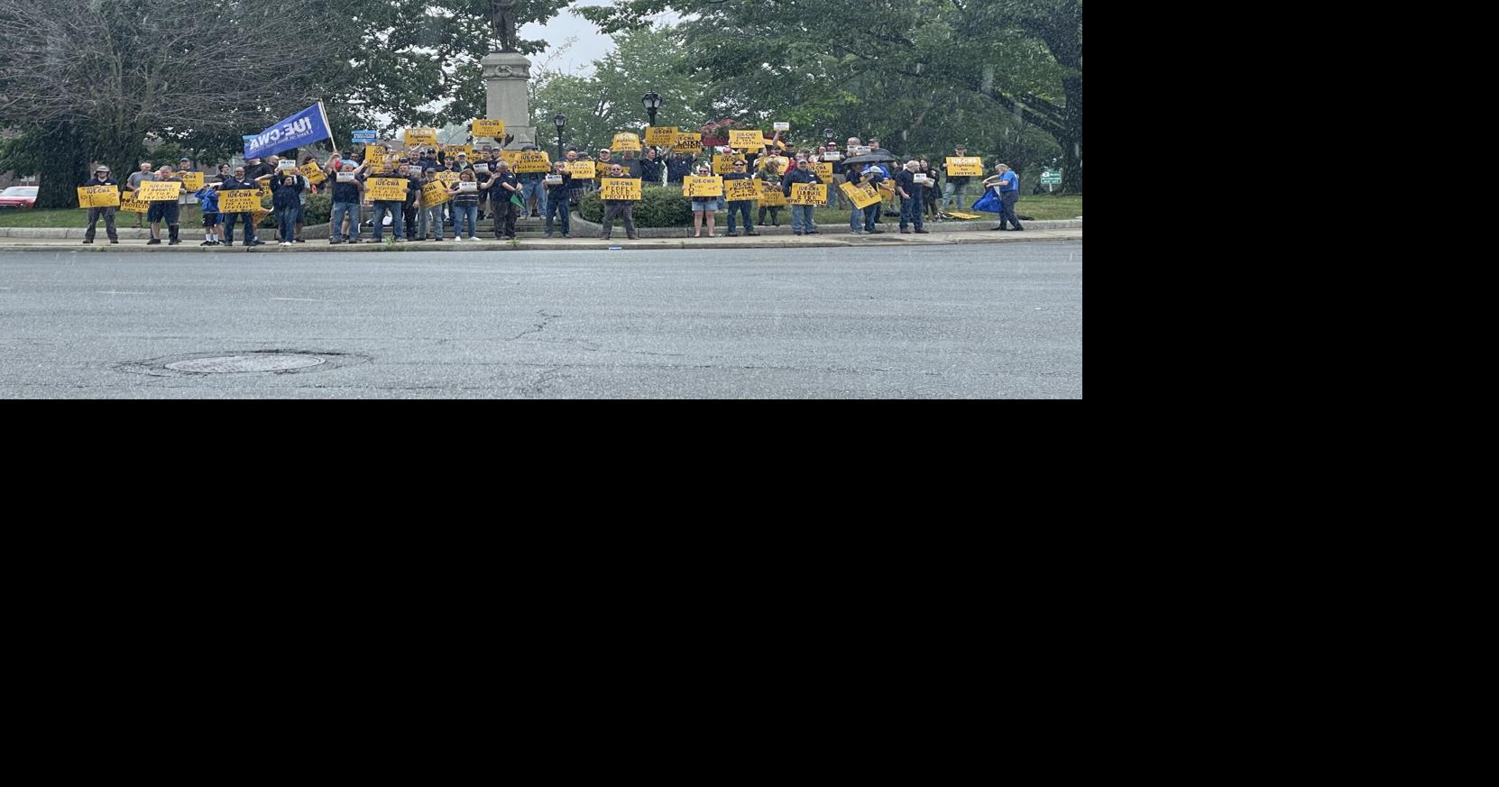 General Dynamics laborers union picket in the rain for company to close ...