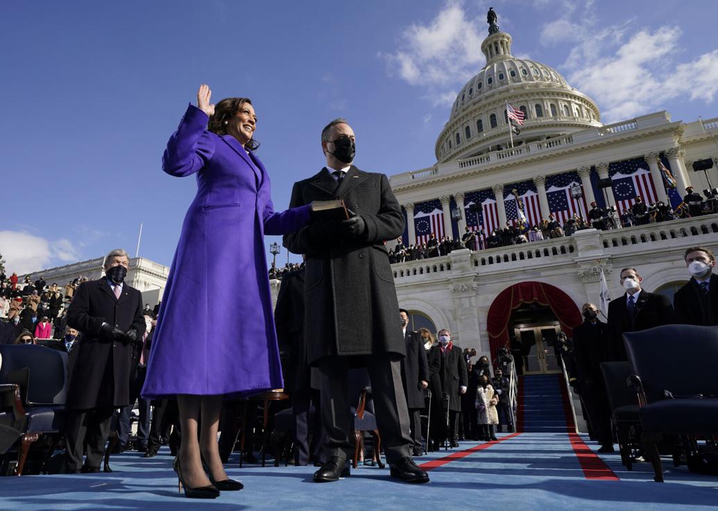 Kamala Harris rested hand on Bibles, not a purse, during oath ...
