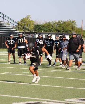 Steers brings physicality to field during first week of practices ...