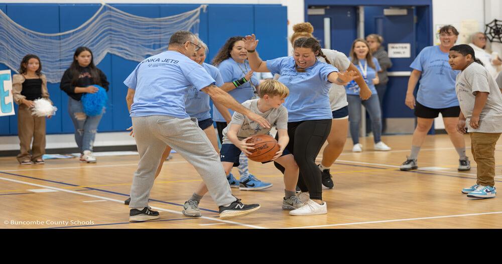 A slam dunk special needs game at Enka Intermediate School event | News ...