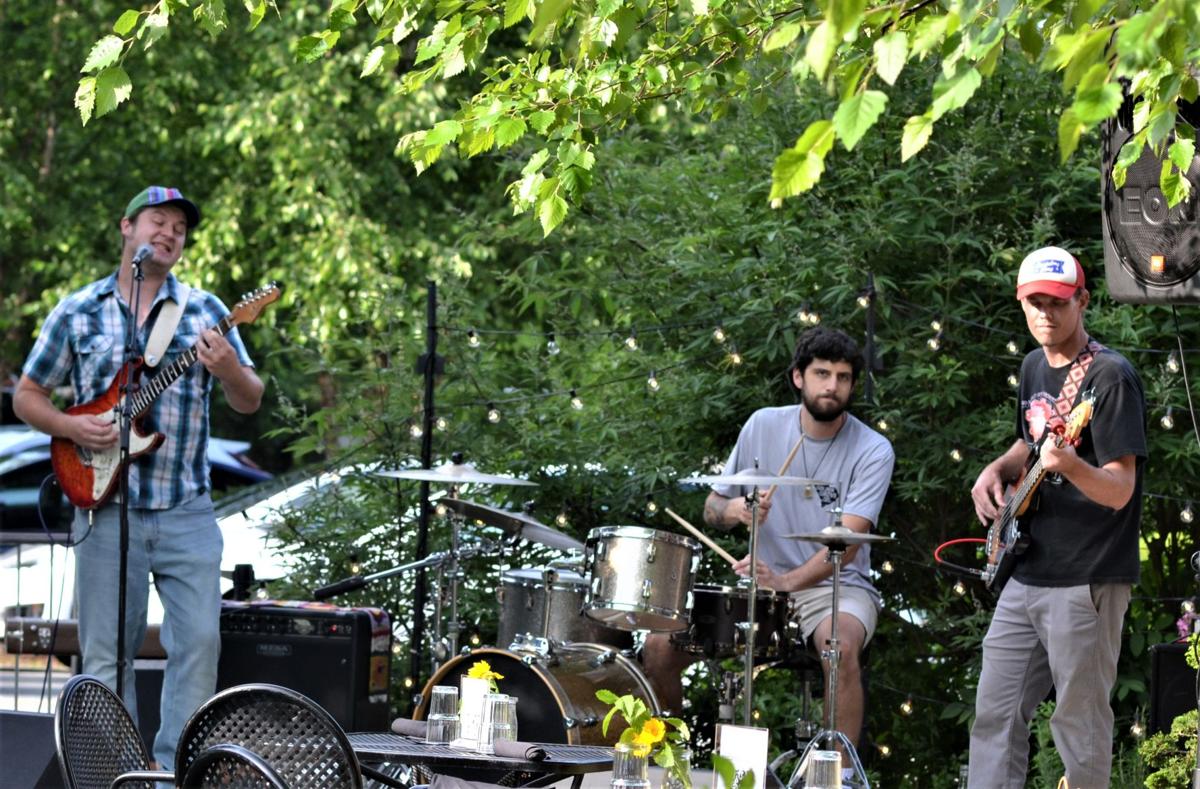 Lawn concerts a big hit at Isis Music Hall | Arts | biltmorebeacon.com
