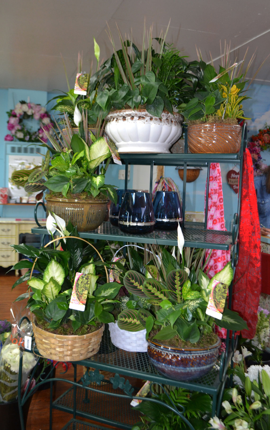 The Extended Garden Florist Creates Fresh Arrangements With Artistic ...