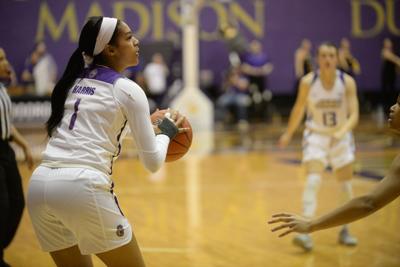 In a family of basketball stars, Tori Harris starts to shine | Sports ...