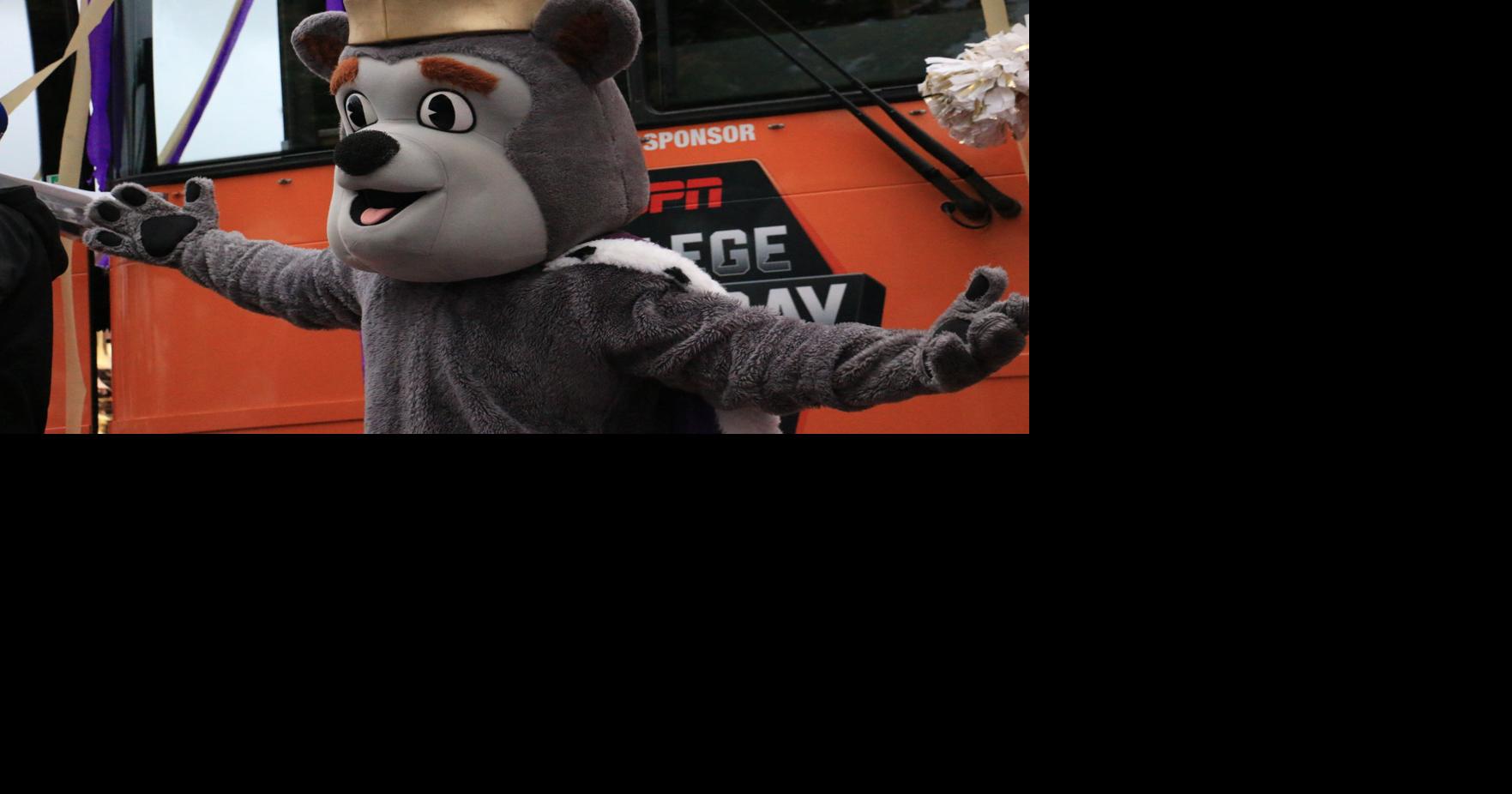 The "College GameDay" bus arrives at JMU | Multimedia | breezejmu.org