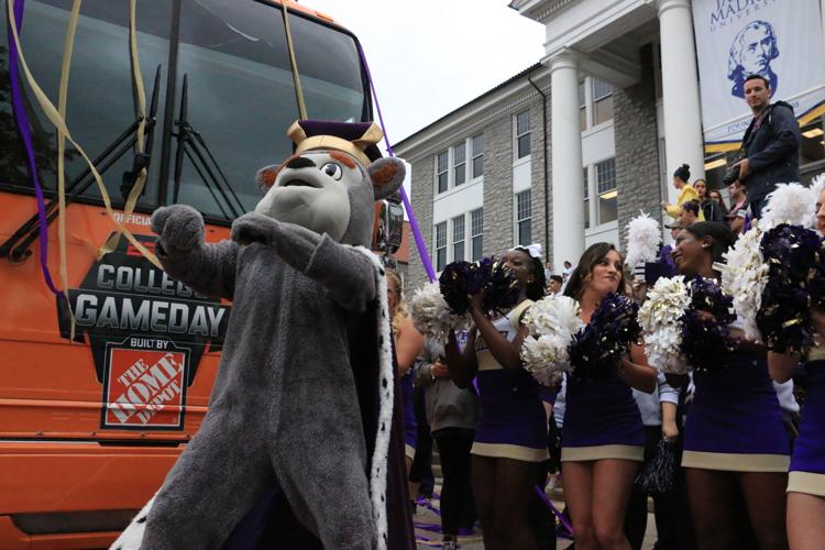 The "College GameDay" bus arrives at JMU | Multimedia | breezejmu.org